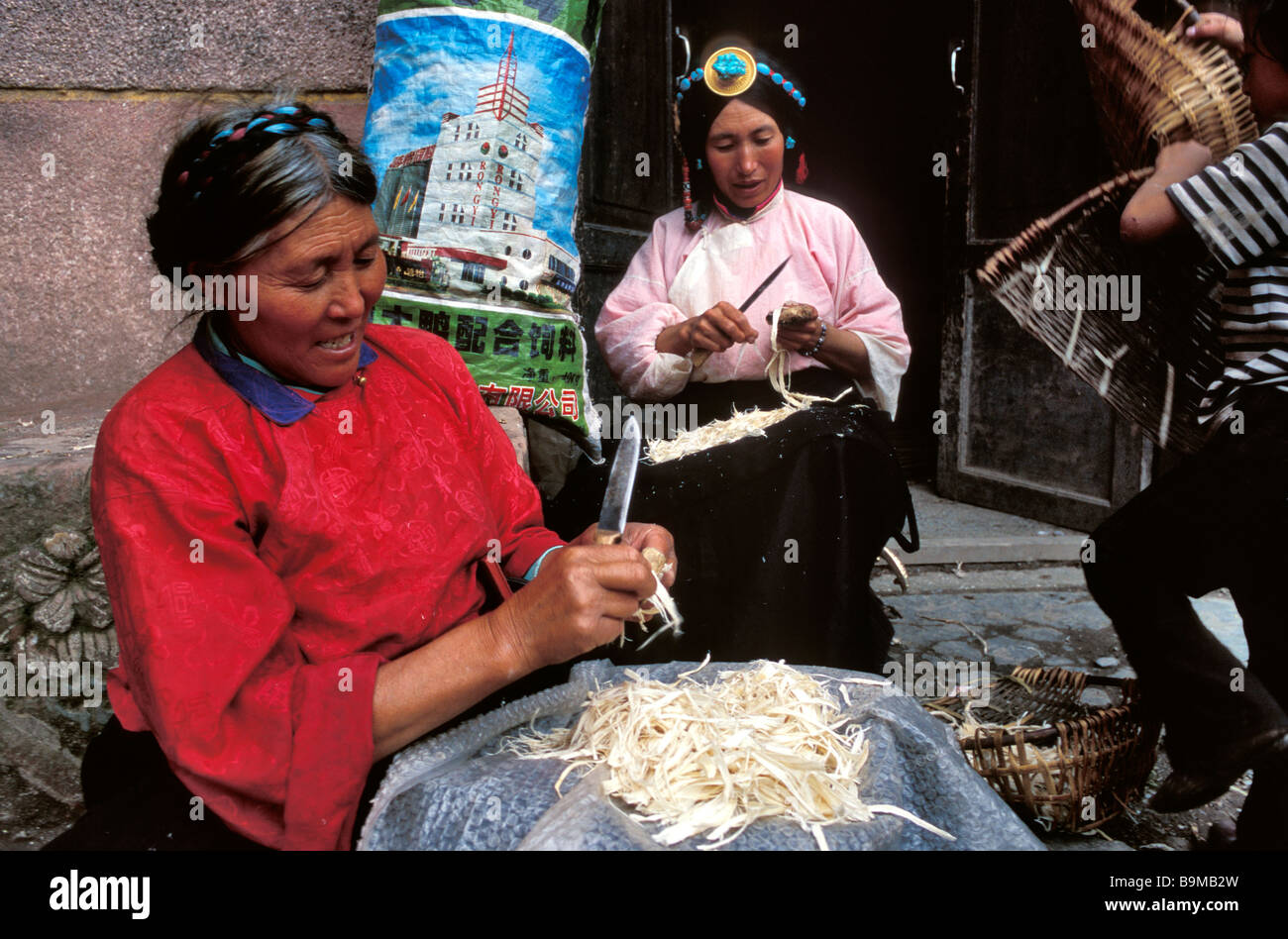 China, Sichuan province, Dege, women from the Khampas tribe preparing ...