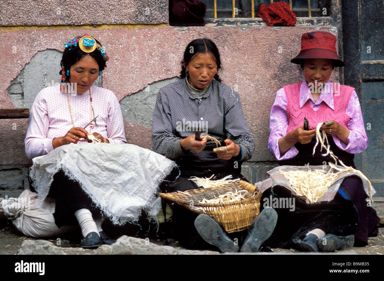 China, Sichuan province, Dege, women from the Khampas tribe preparing ...