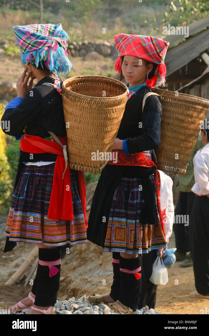 Big Haired Hmong girls and their baskets in the market in Tam Duong ...