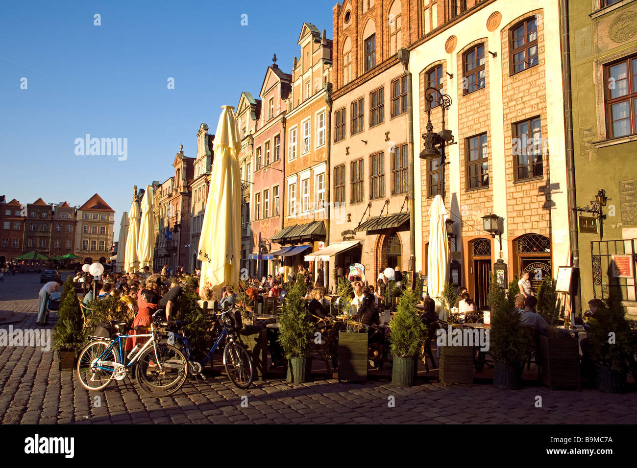 Poland, Wielkopolska Region, Poznan, cafe terrace in historical ...