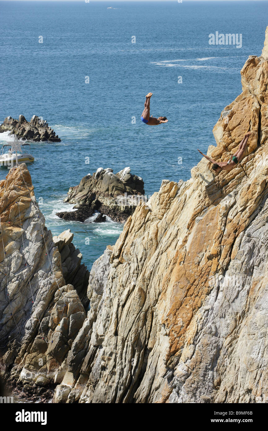 Acapulco Mexico Pacific Ocean cliff divers Stock Photo - Alamy