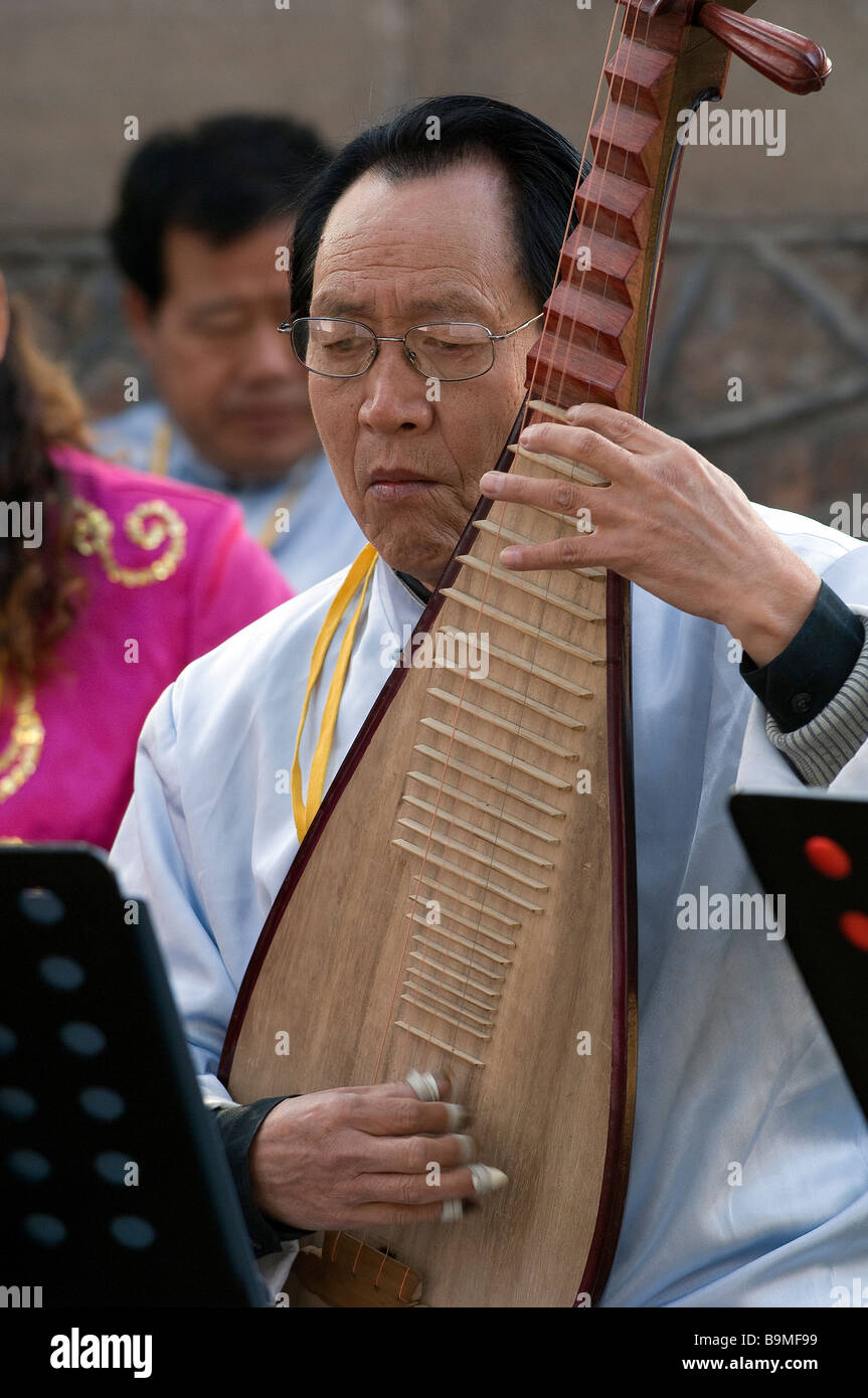 Chinese lute player hi-res stock photography and images - Alamy