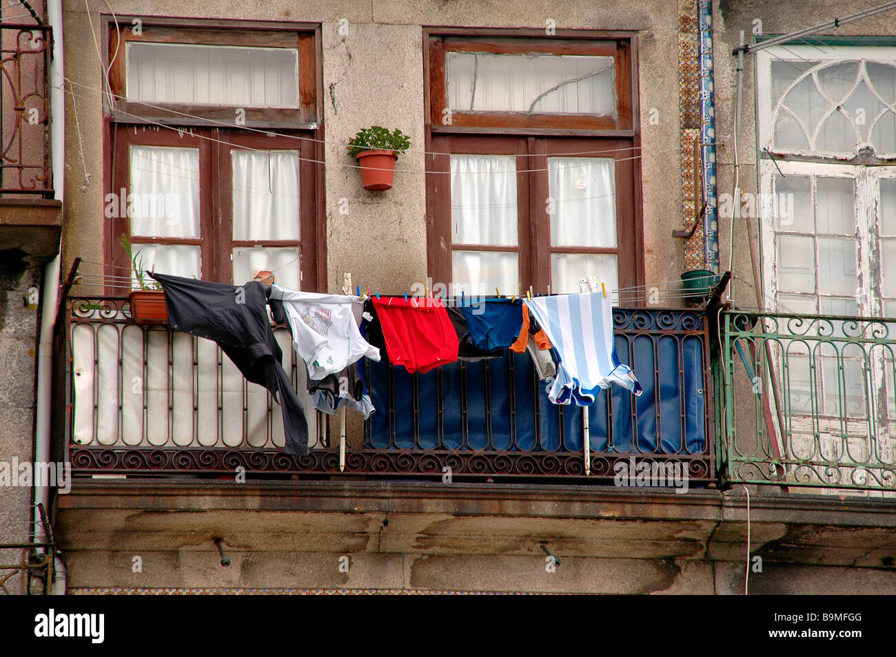 Hanging clothes out windows washing hi-res stock photography and images ...