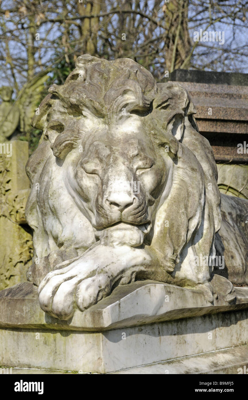 Lion head statue hi-res stock photography and images - Alamy