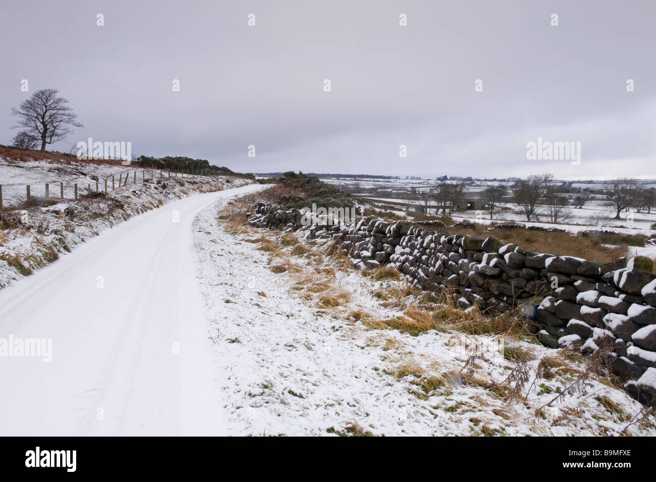A narrow country lane in the snow Stock Photo - Alamy