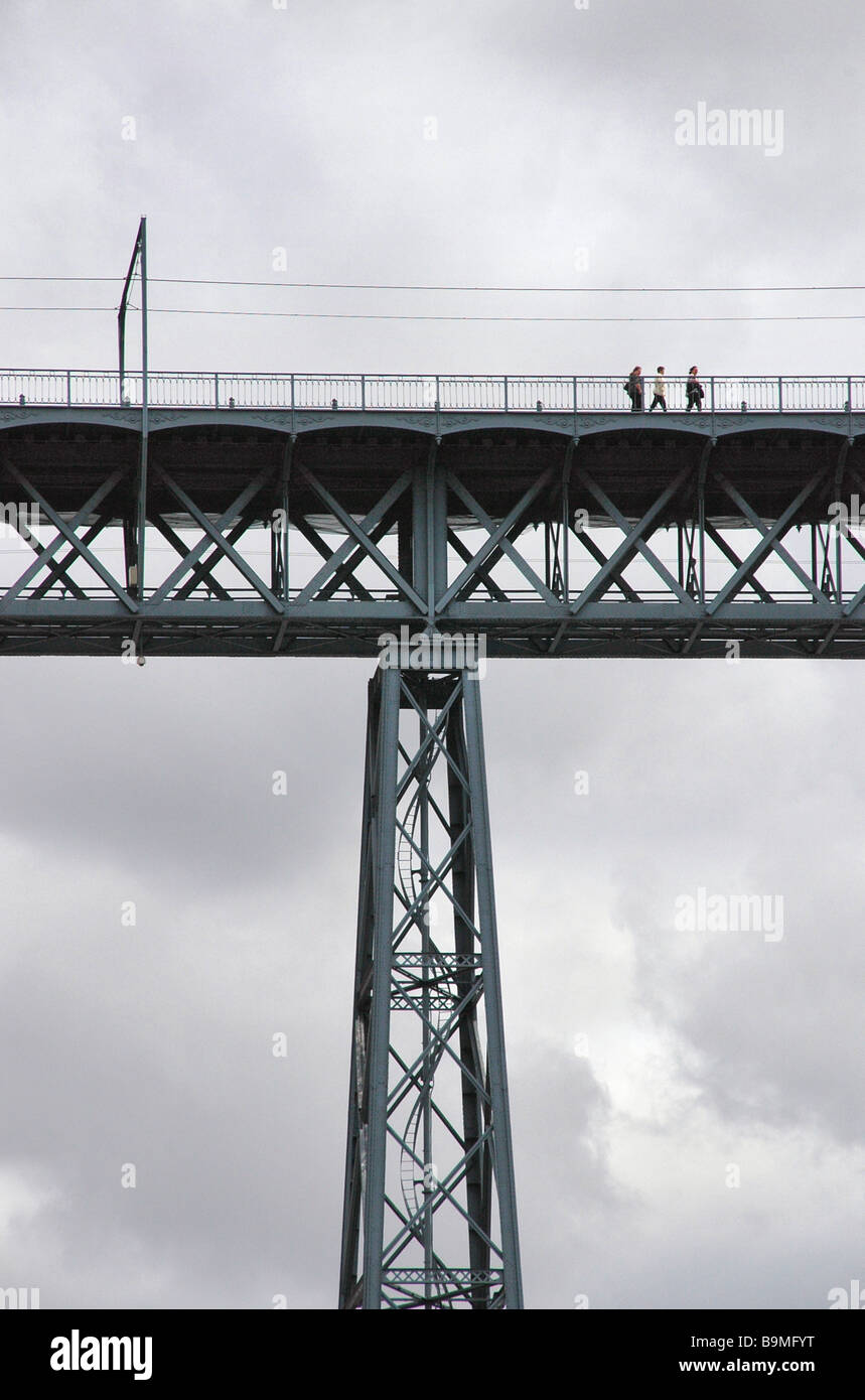 People looking over bridge hi-res stock photography and images - Alamy
