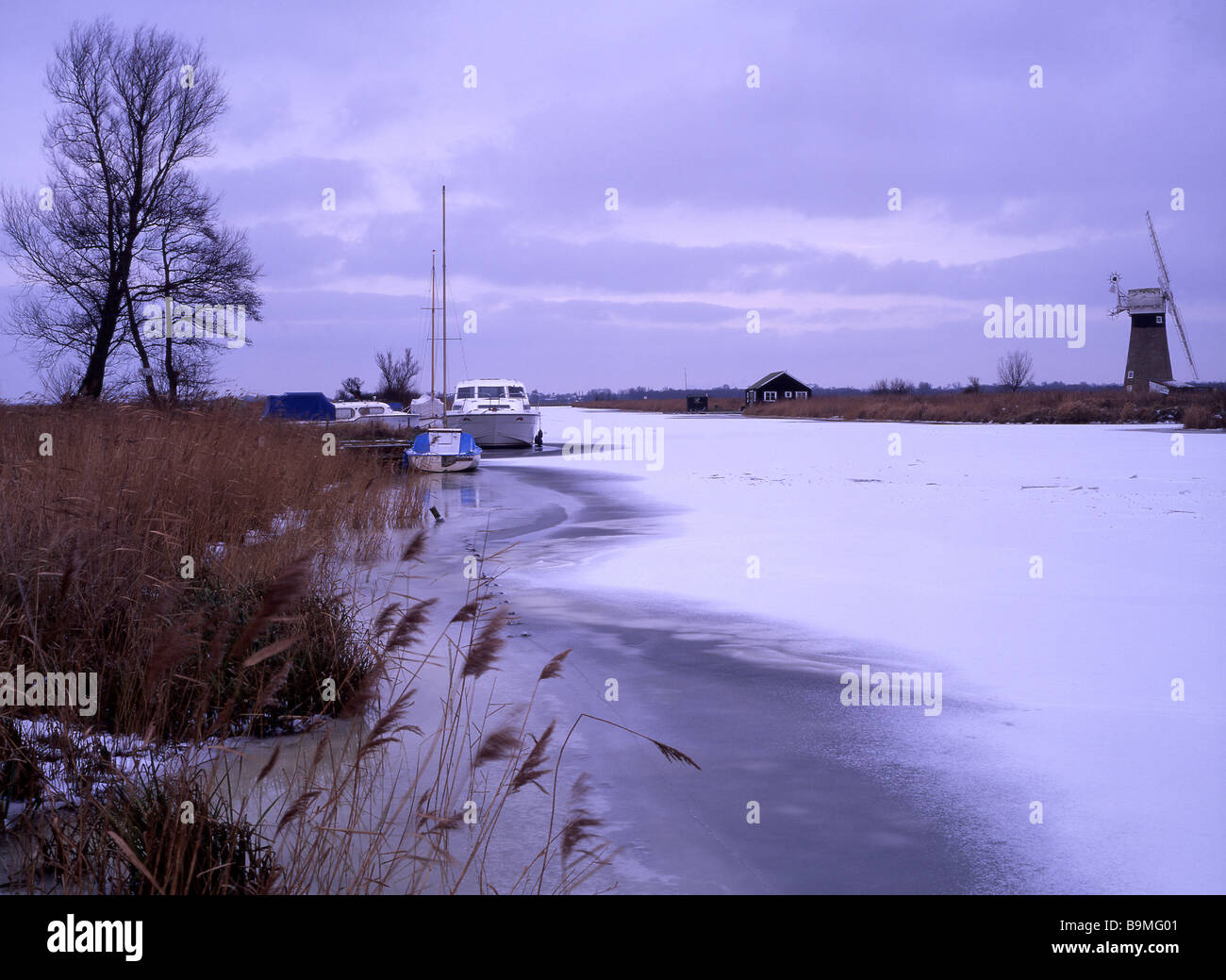 The River Thurne near the village of Thurne in the Norfolk Broads Stock ...