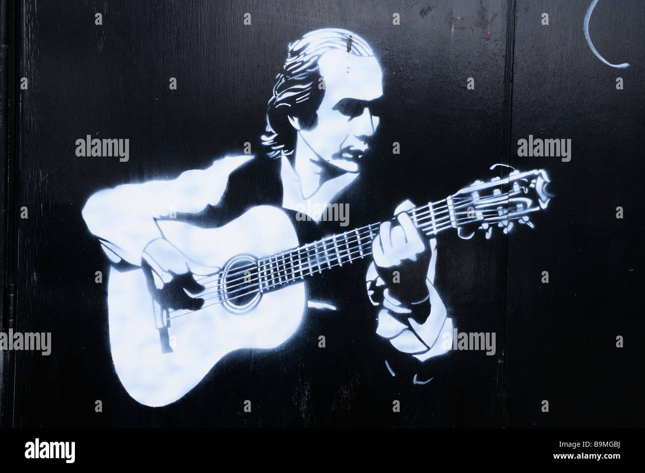 Street art graffiti guitarist hi-res stock photography and images - Alamy