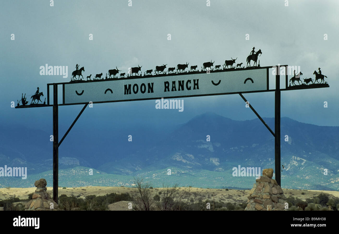 Wrought iron ranch gate near hi-res stock photography and images - Alamy