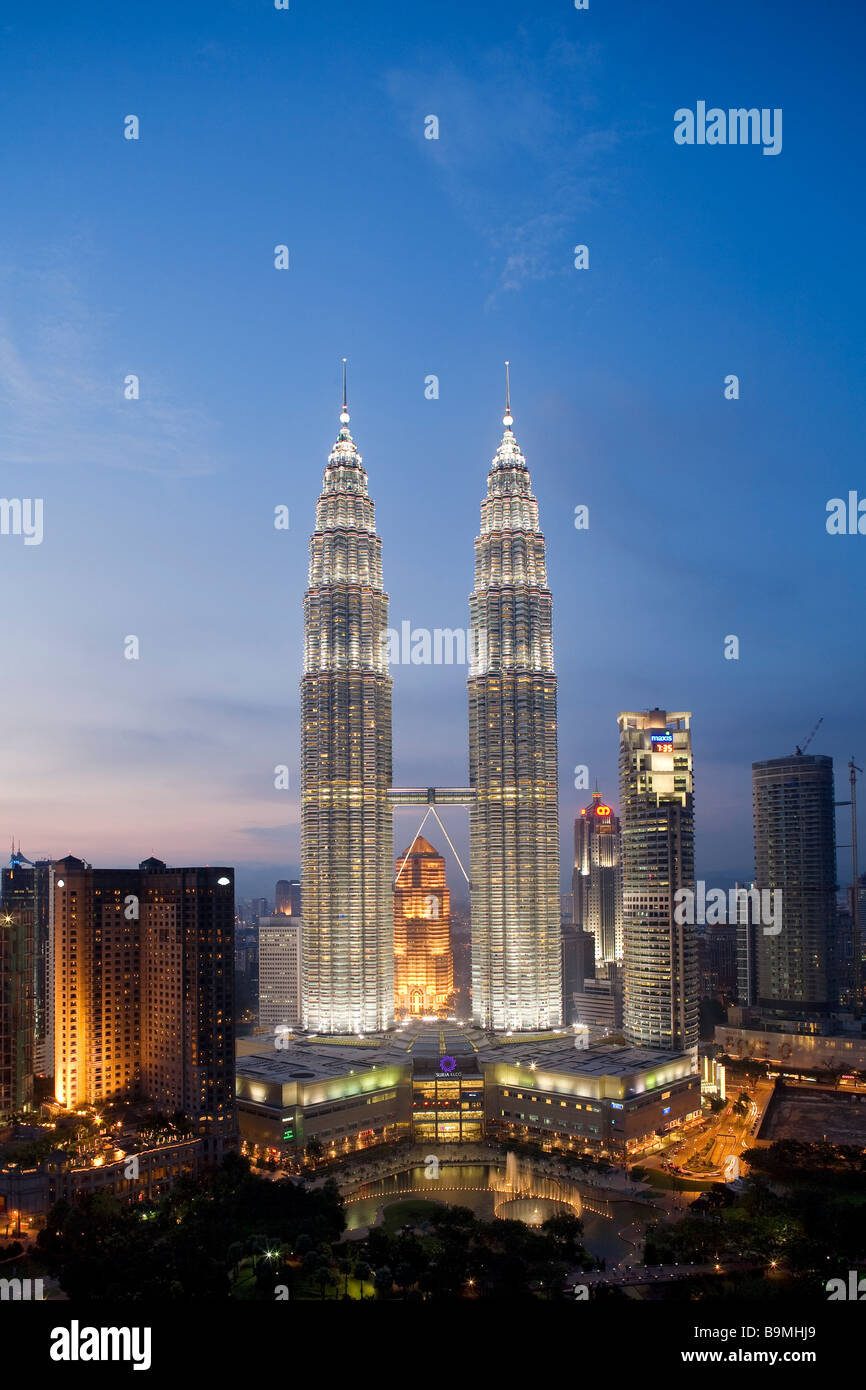 Malaysia, Kuala Lumpur, Petronas Twin Towers by architect Cesar Pelli ...