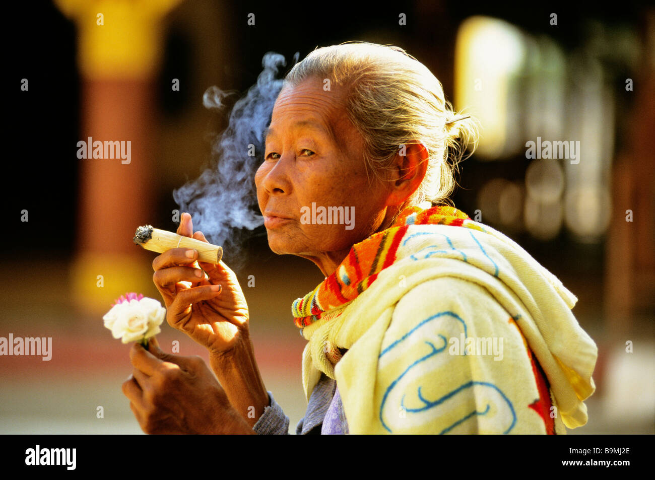 Myanmar (Burma), Mandalay Division, Bagan, portrait fumant un cheerot ...
