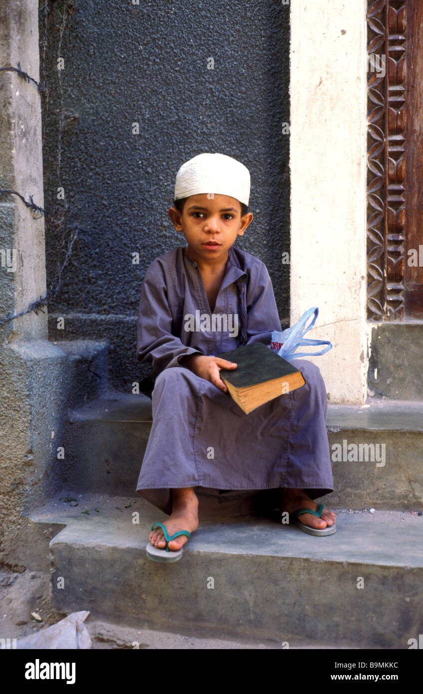 Islamic costume hi-res stock photography and images - Alamy