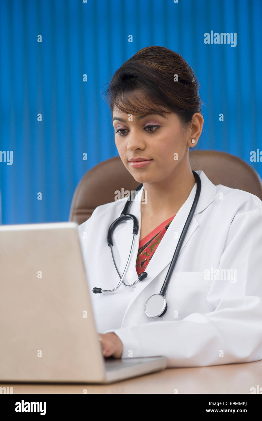 India female computer lab hi-res stock photography and images - Alamy