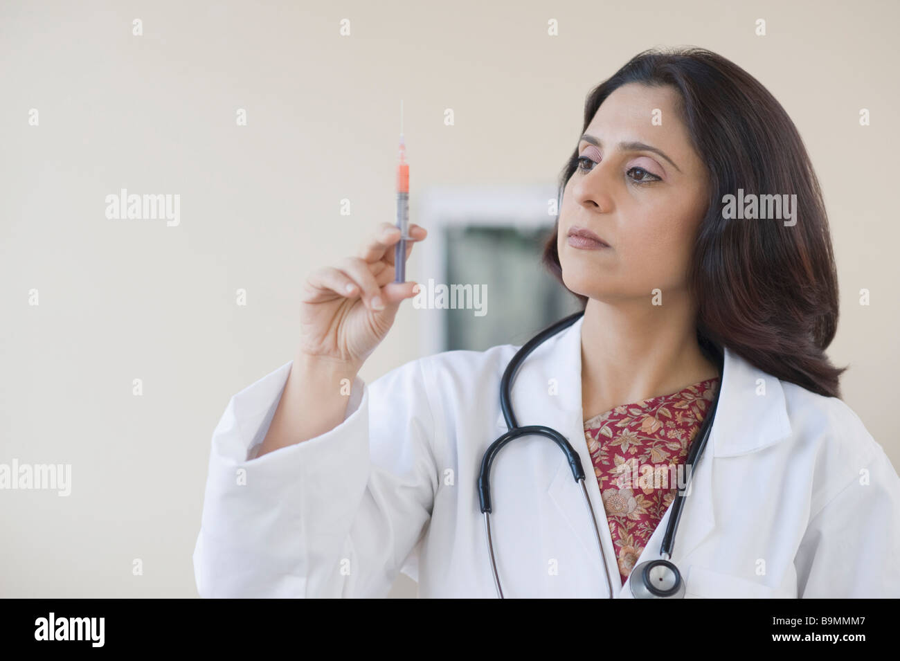 Female doctor holding an injection Stock Photo - Alamy