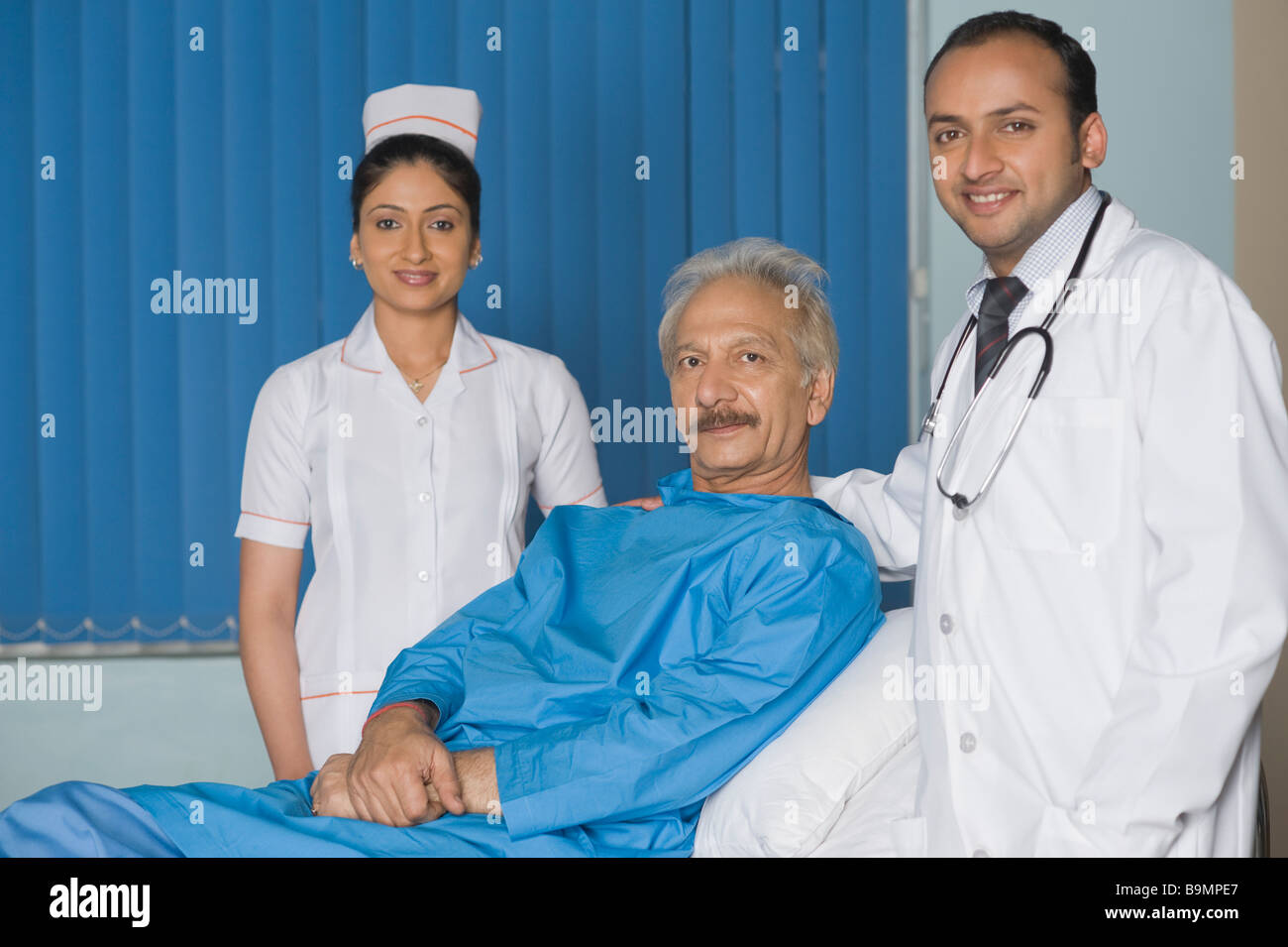 Portrait of doctors smiling with a patient Stock Photo - Alamy