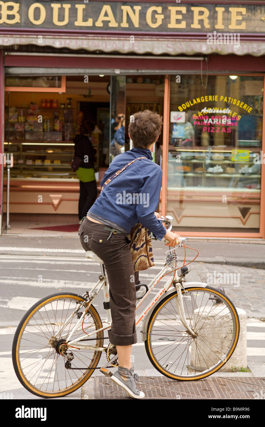 Paris woman bike hi-res stock photography and images - Alamy