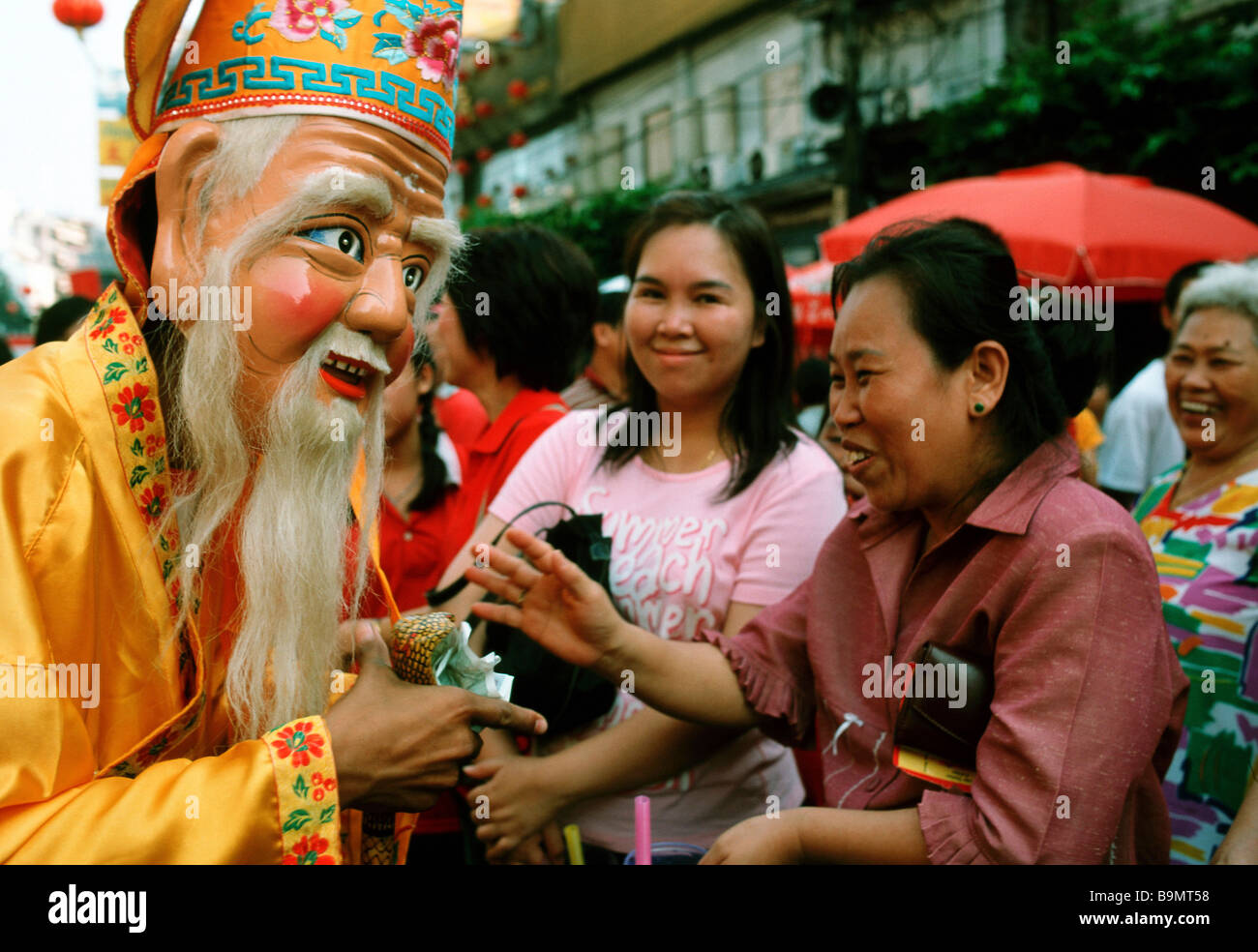 Thai people wear masks hi-res stock photography and images - Alamy