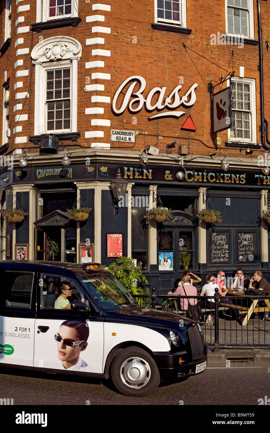 United Kingdom, London, Islington, a cab in front of Hen & Chickens ...