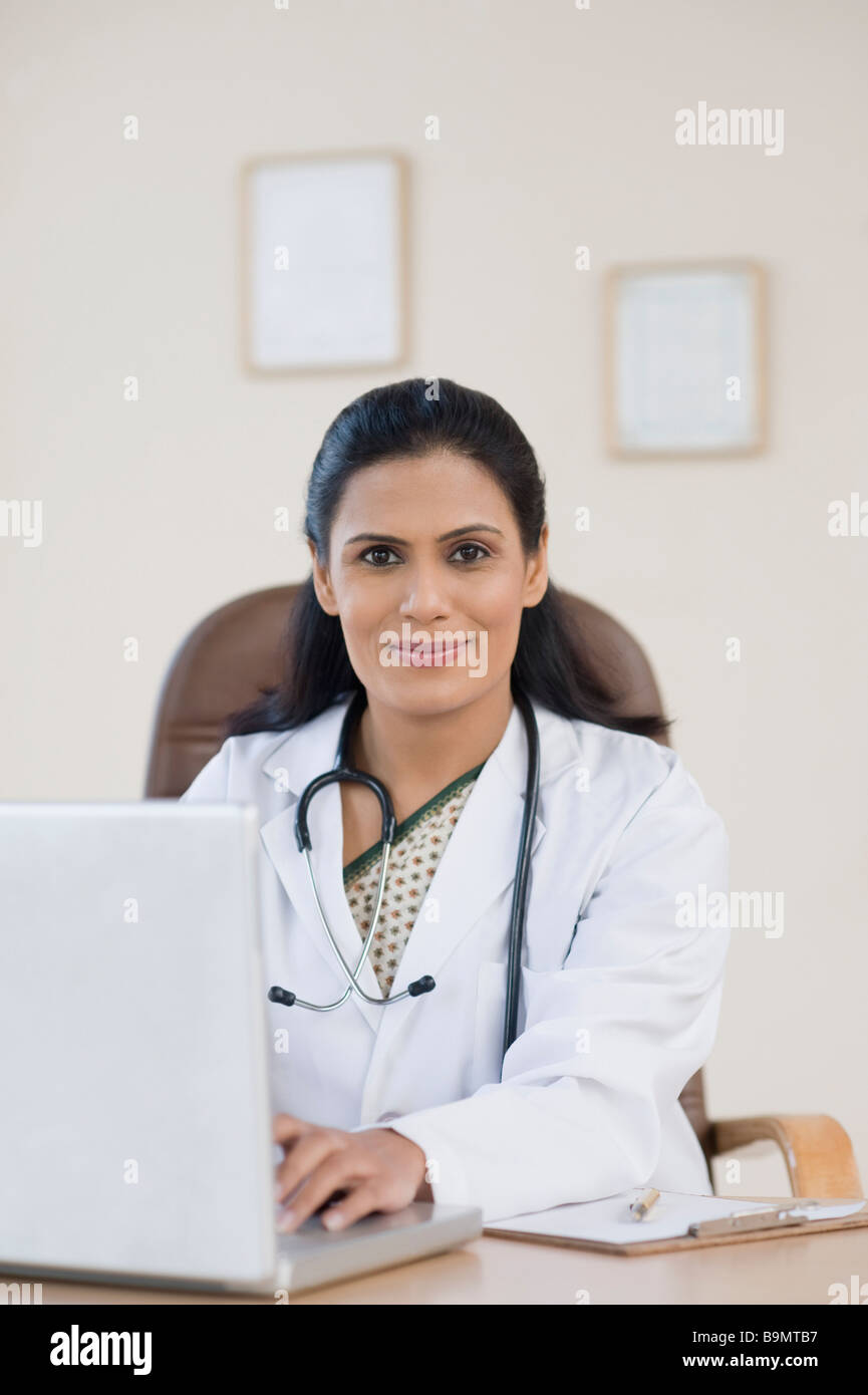 India female computer lab hi-res stock photography and images - Alamy