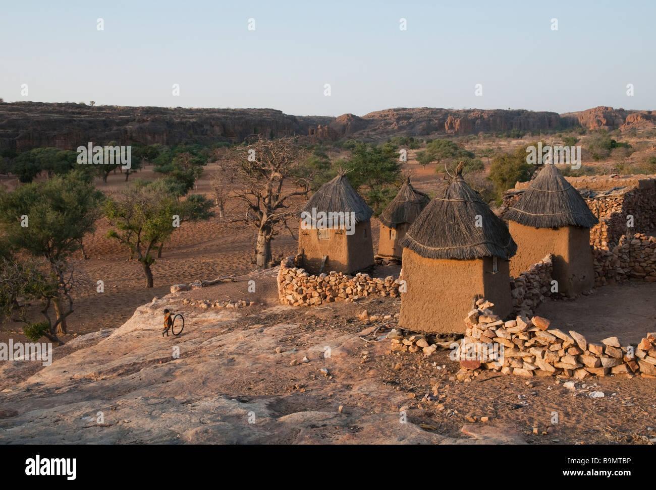 Dogon cliff village hi-res stock photography and images - Alamy