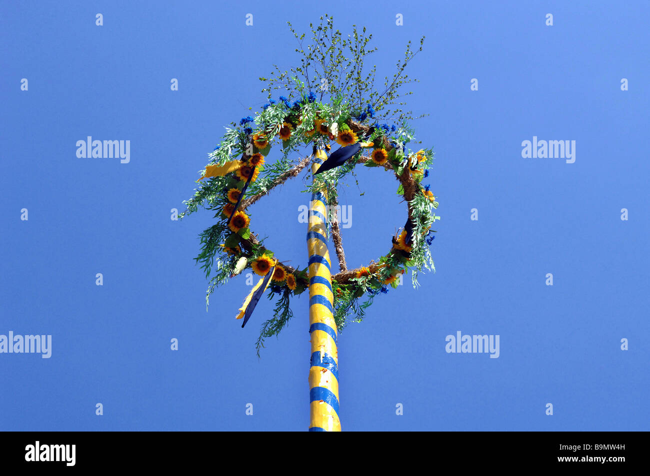 Tall maypole hi-res stock photography and images - Alamy