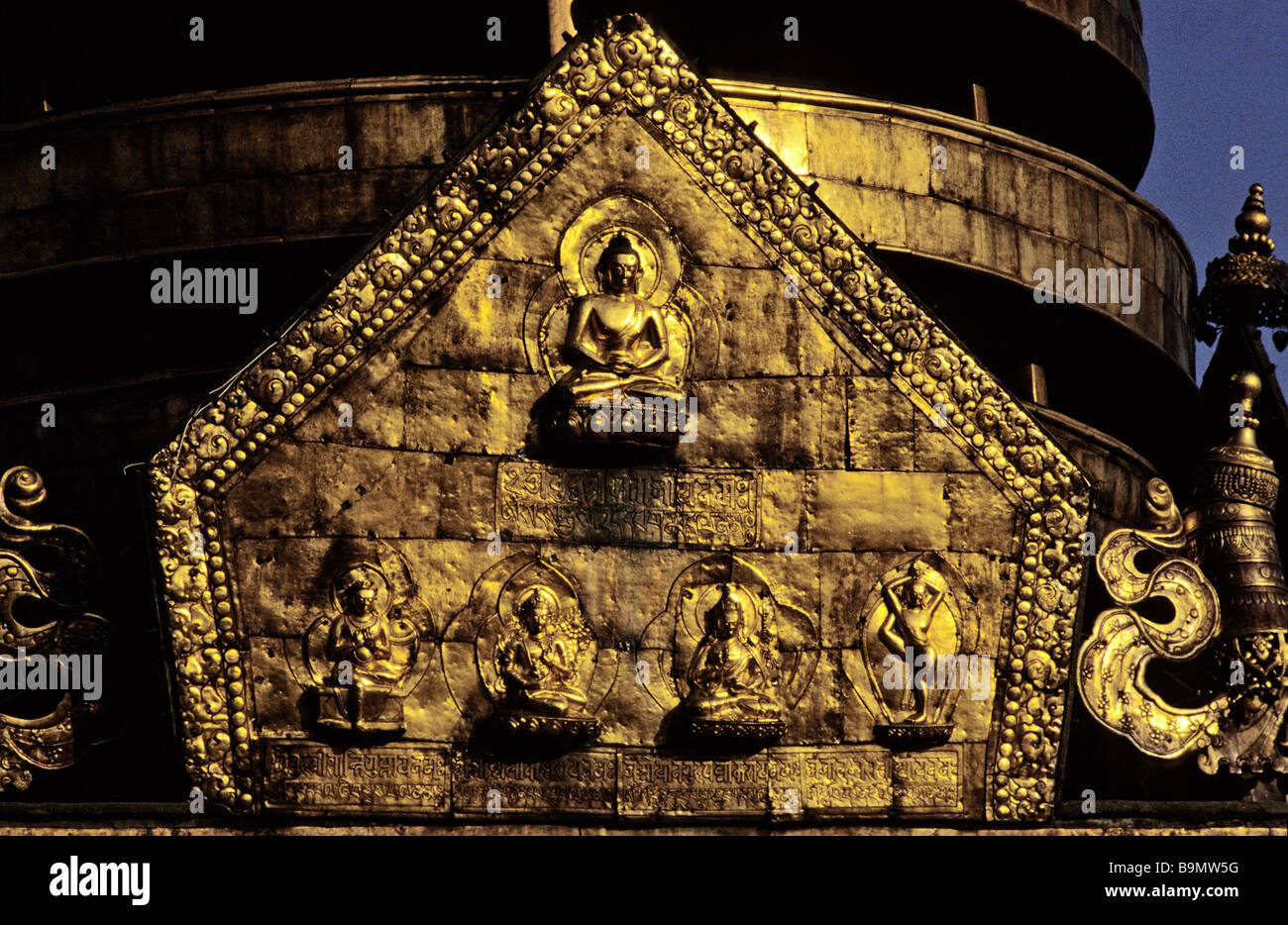 Gold pediment hi-res stock photography and images - Alamy