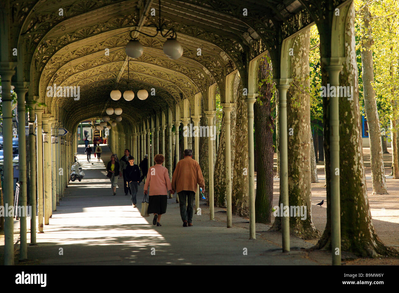 France, Allier, Vichy, Parc des Sources, covered gallery Stock Photo ...
