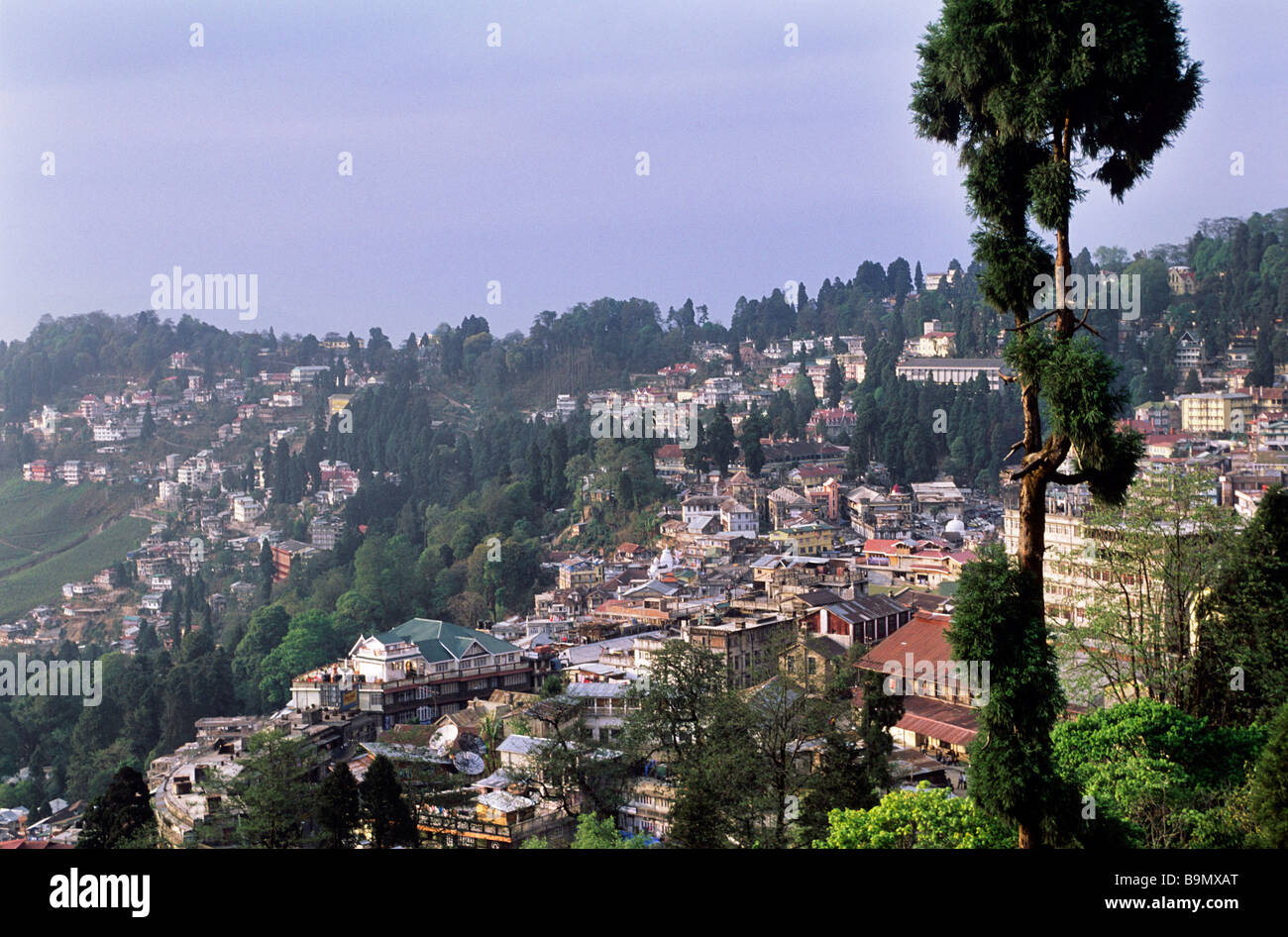 India, West Bengale, Darjeeling, view of the heights of town Stock ...