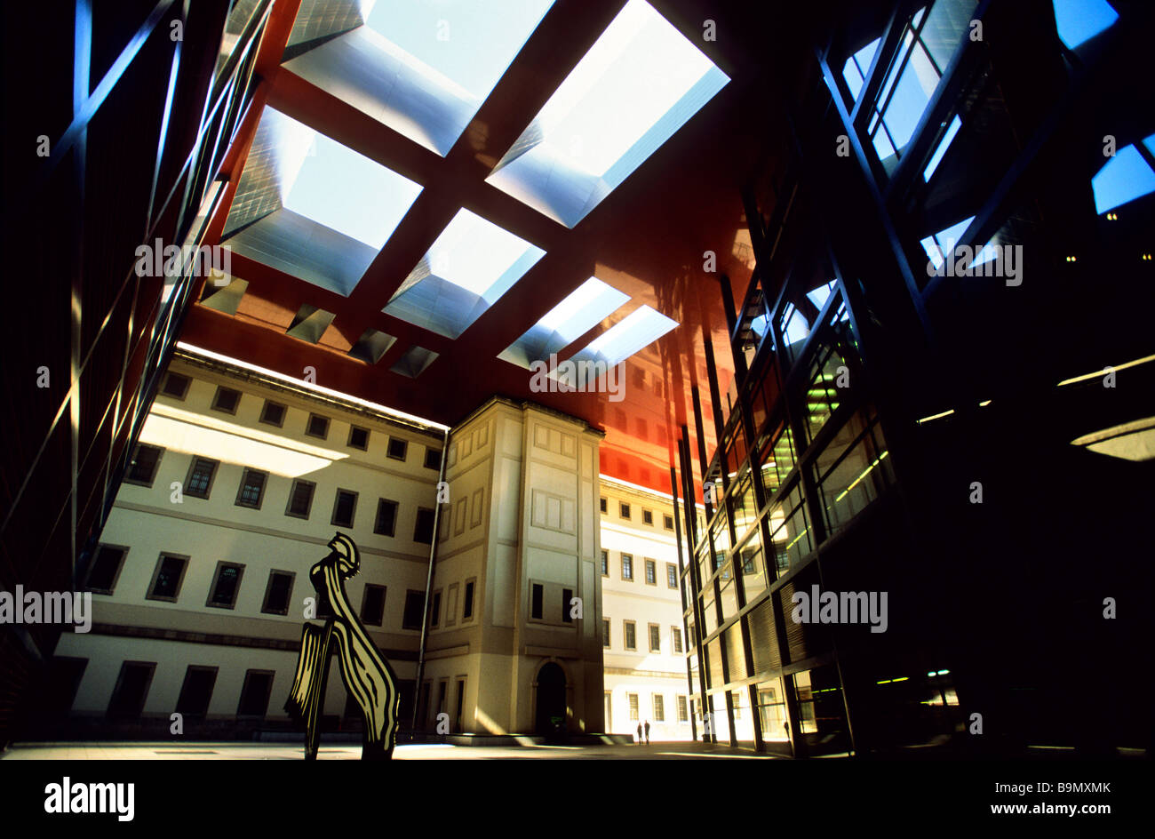 Triangular contemporary sculpture hi-res stock photography and images ...