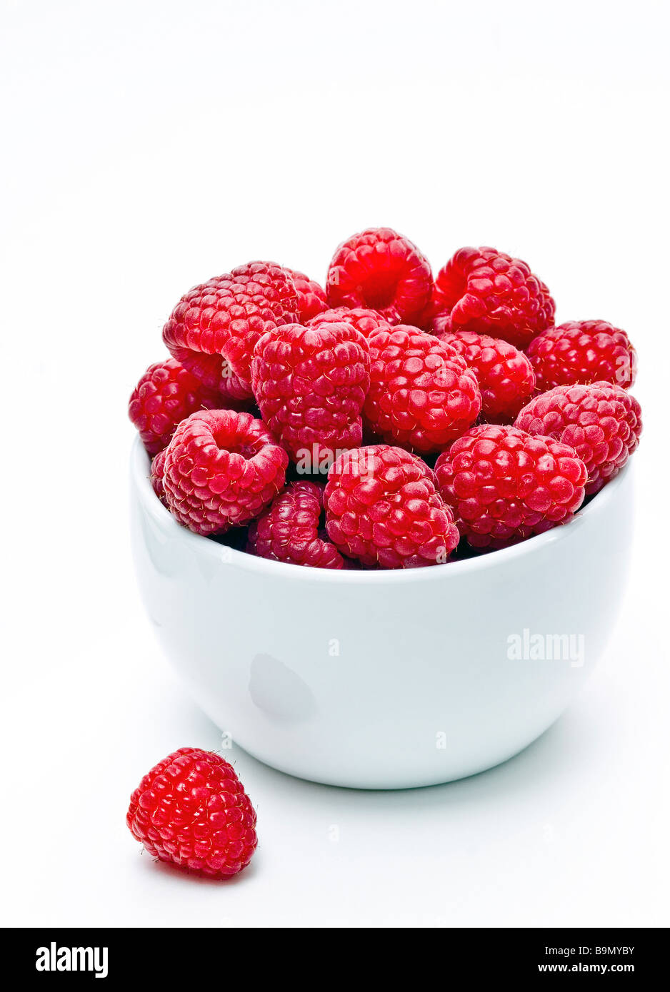Red raspberries in a white bowl Stock Photo - Alamy