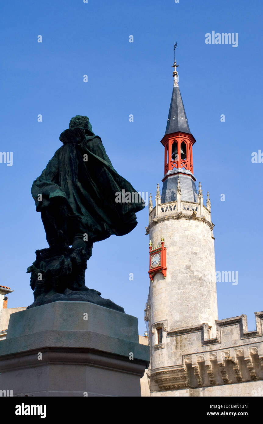 France, Charente Maritime, La Rochelle, the City hall and the statue of ...