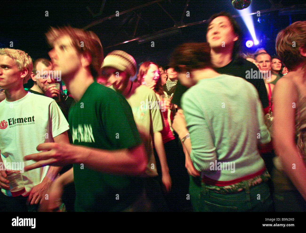 Young people dancing gig hi-res stock photography and images - Alamy