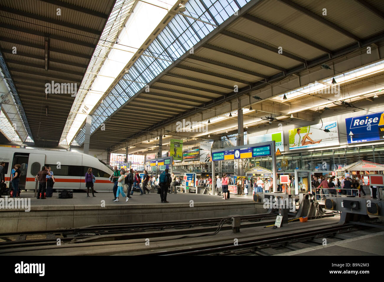 Munich bahnhof hi-res stock photography and images - Alamy
