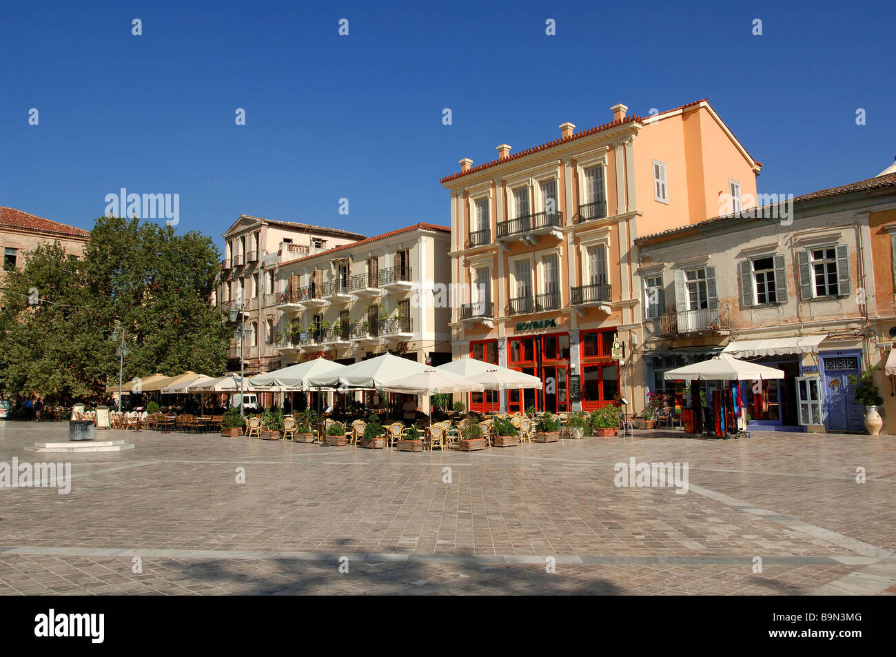 Tree in square greece hi-res stock photography and images - Alamy