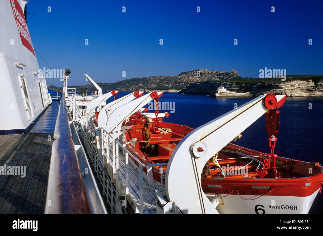 France, Corse du Sud, Bonifacio, anchored cruise ship facing the old ...