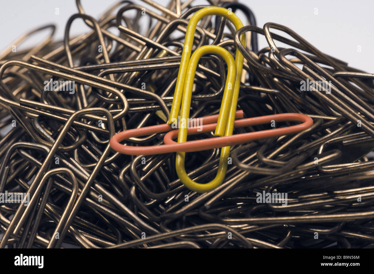 Chain of paper clips hi-res stock photography and images - Alamy