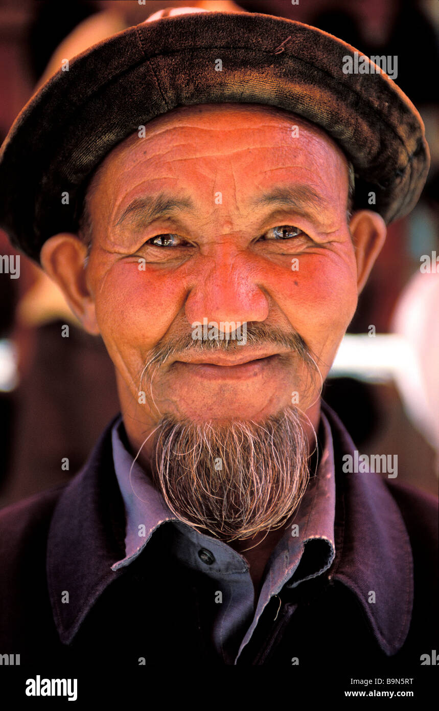 Portrait old uyghur man kashgar hi-res stock photography and images - Alamy