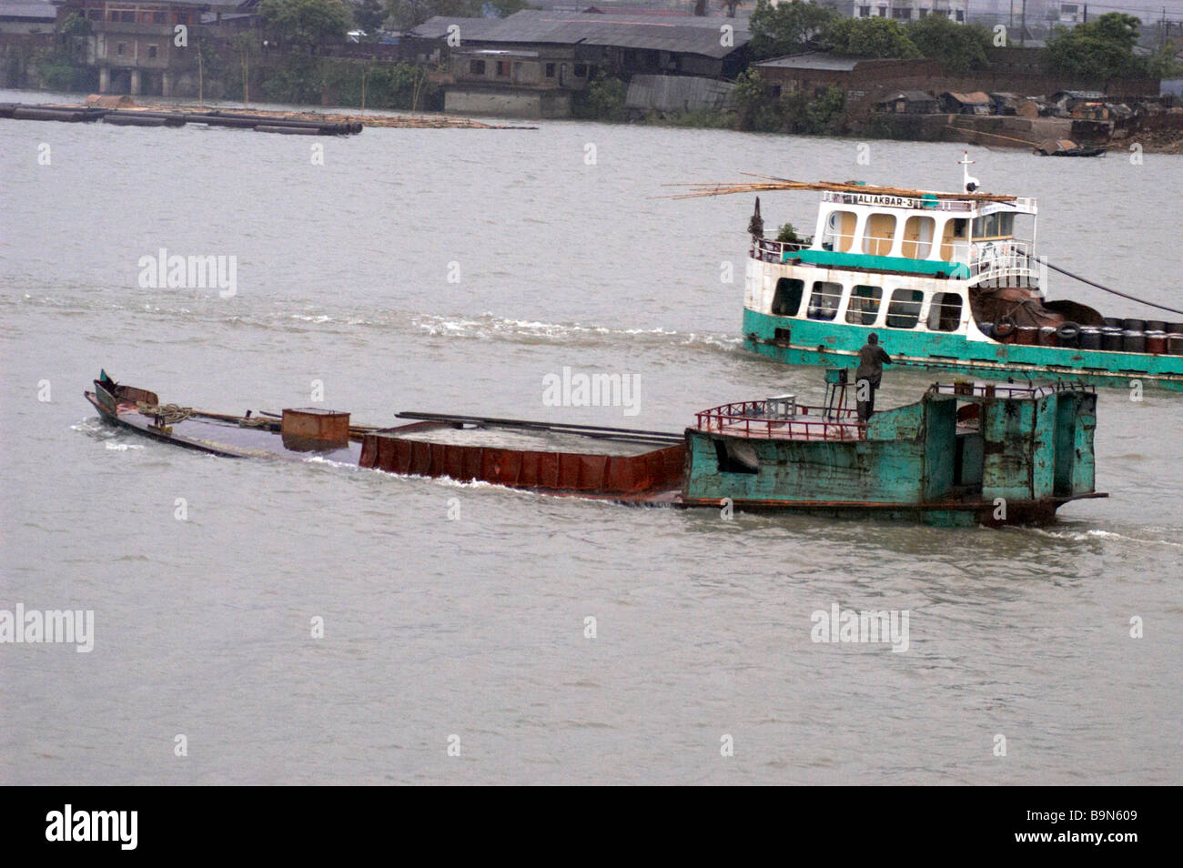 Boat sinking hi-res stock photography and images - Alamy