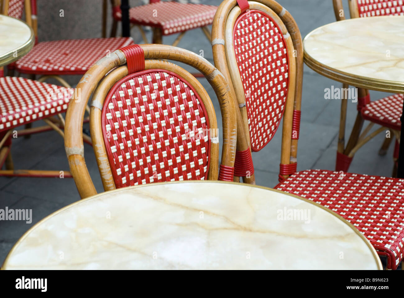 Coffee shop exterior chairs hi-res stock photography and images - Alamy