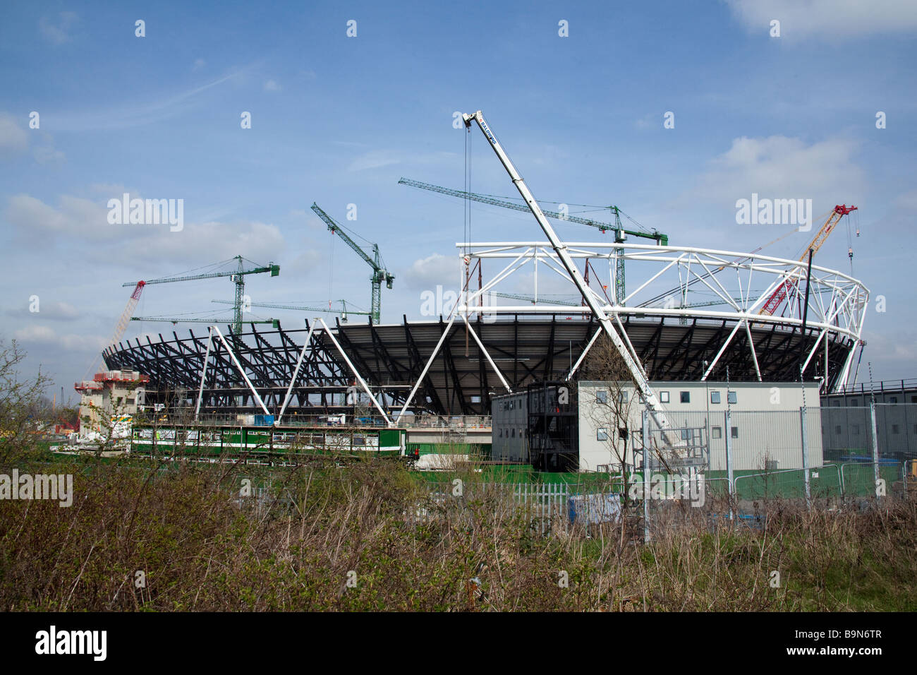 Olympic stadium london construction hi-res stock photography and images ...