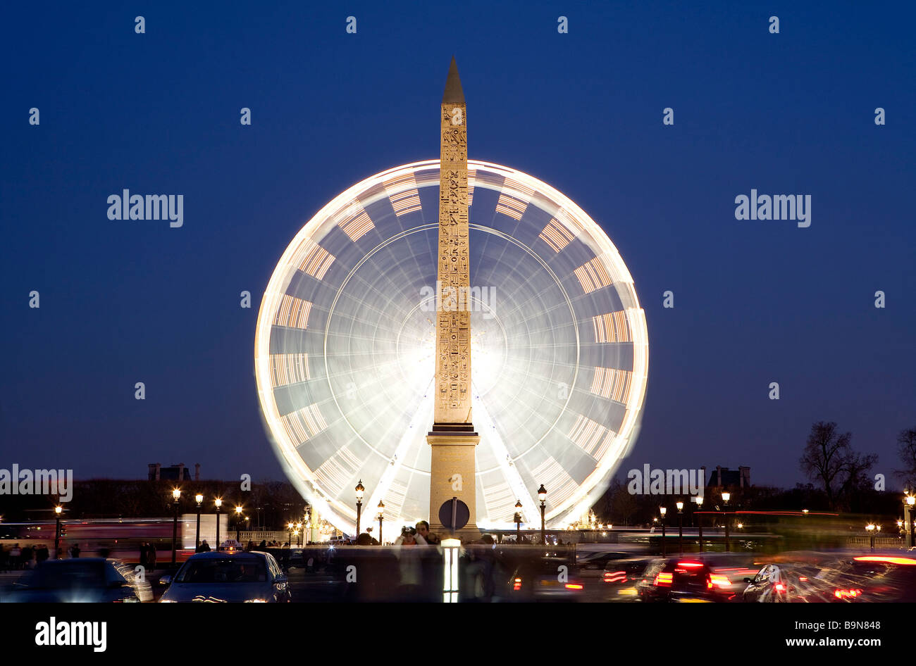 Night view obelisk ferris wheel hi-res stock photography and images - Alamy