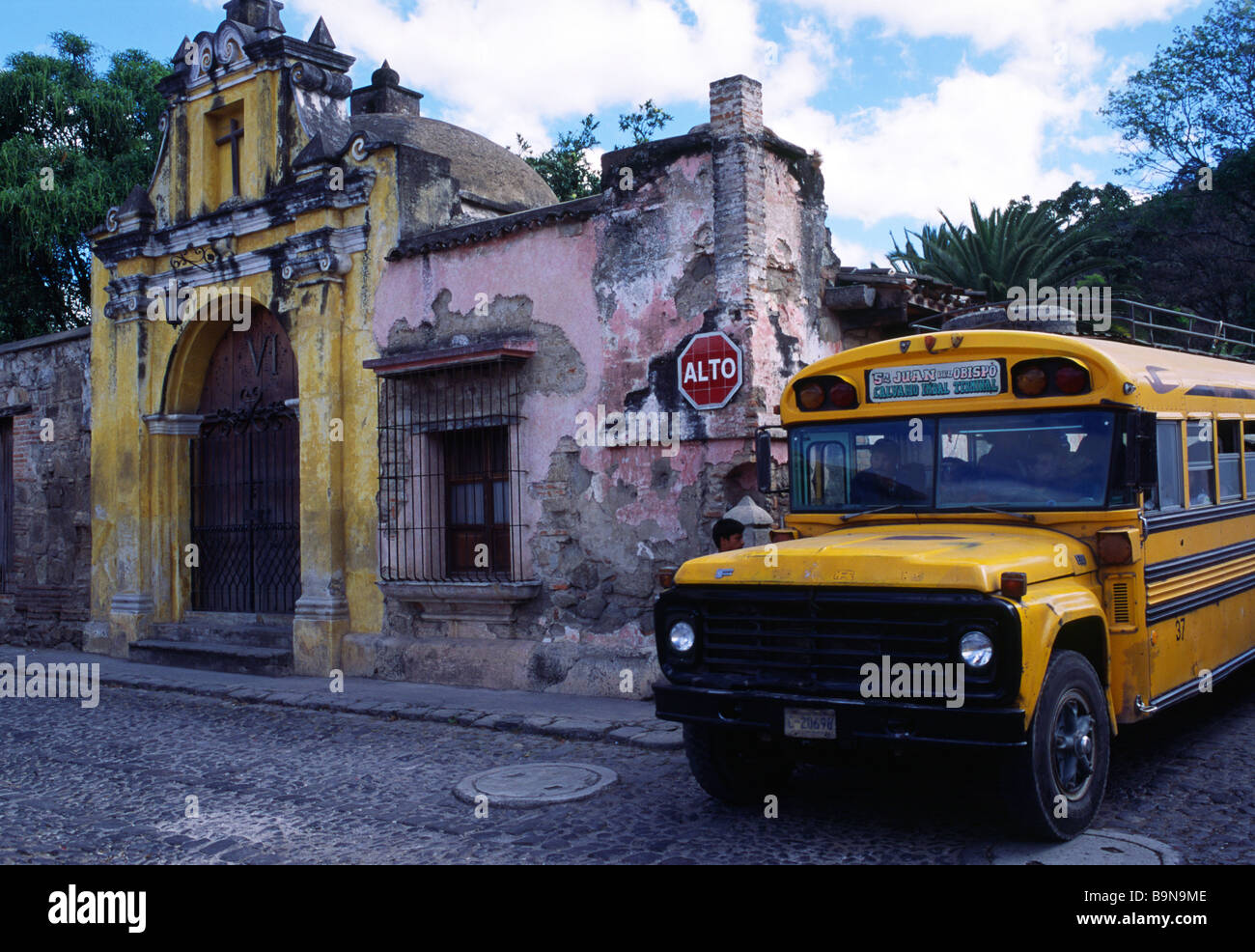 Bus a antigua hi-res stock photography and images - Alamy