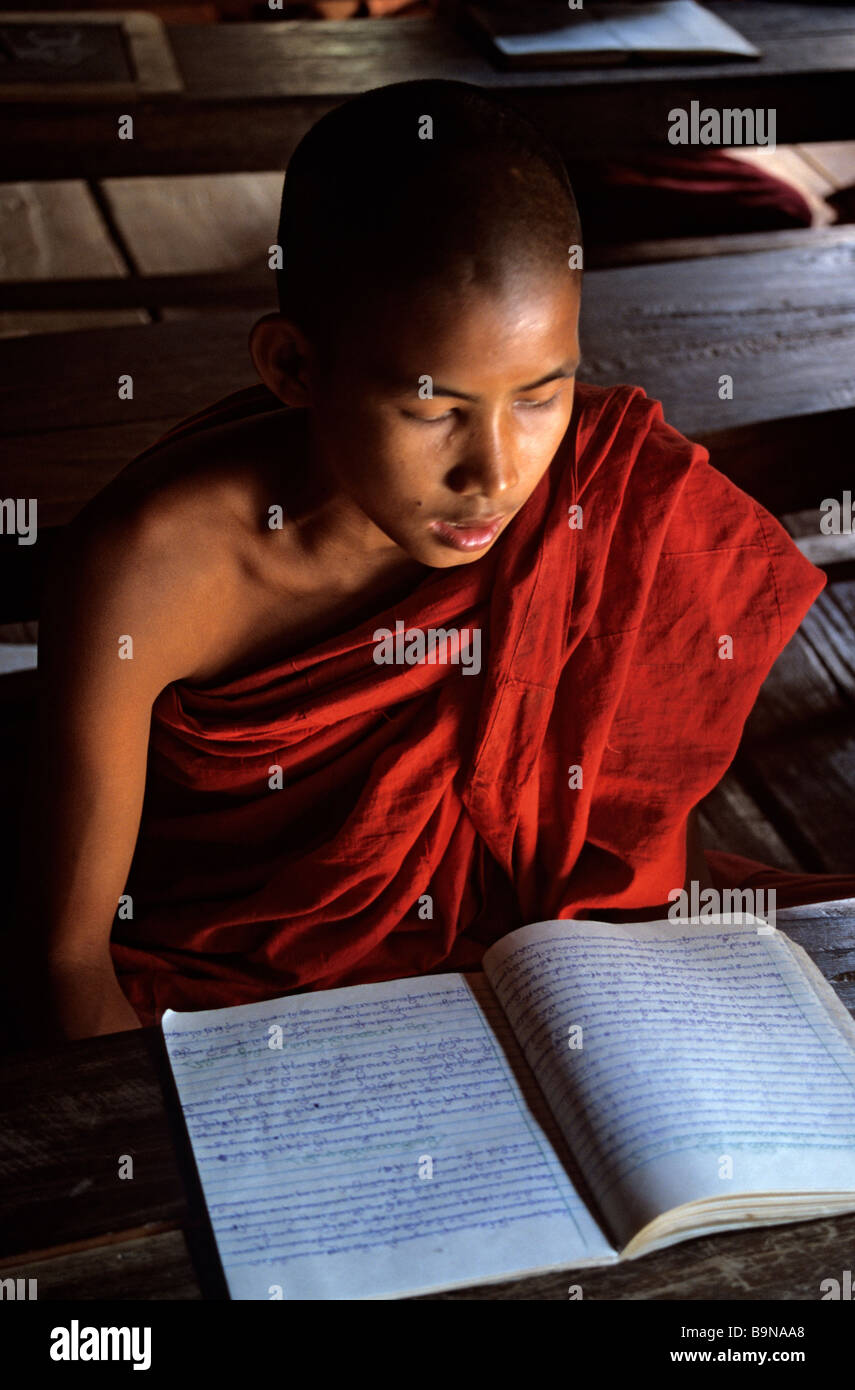 Myanmar (Burma), reading Buddha's teaching Stock Photo - Alamy