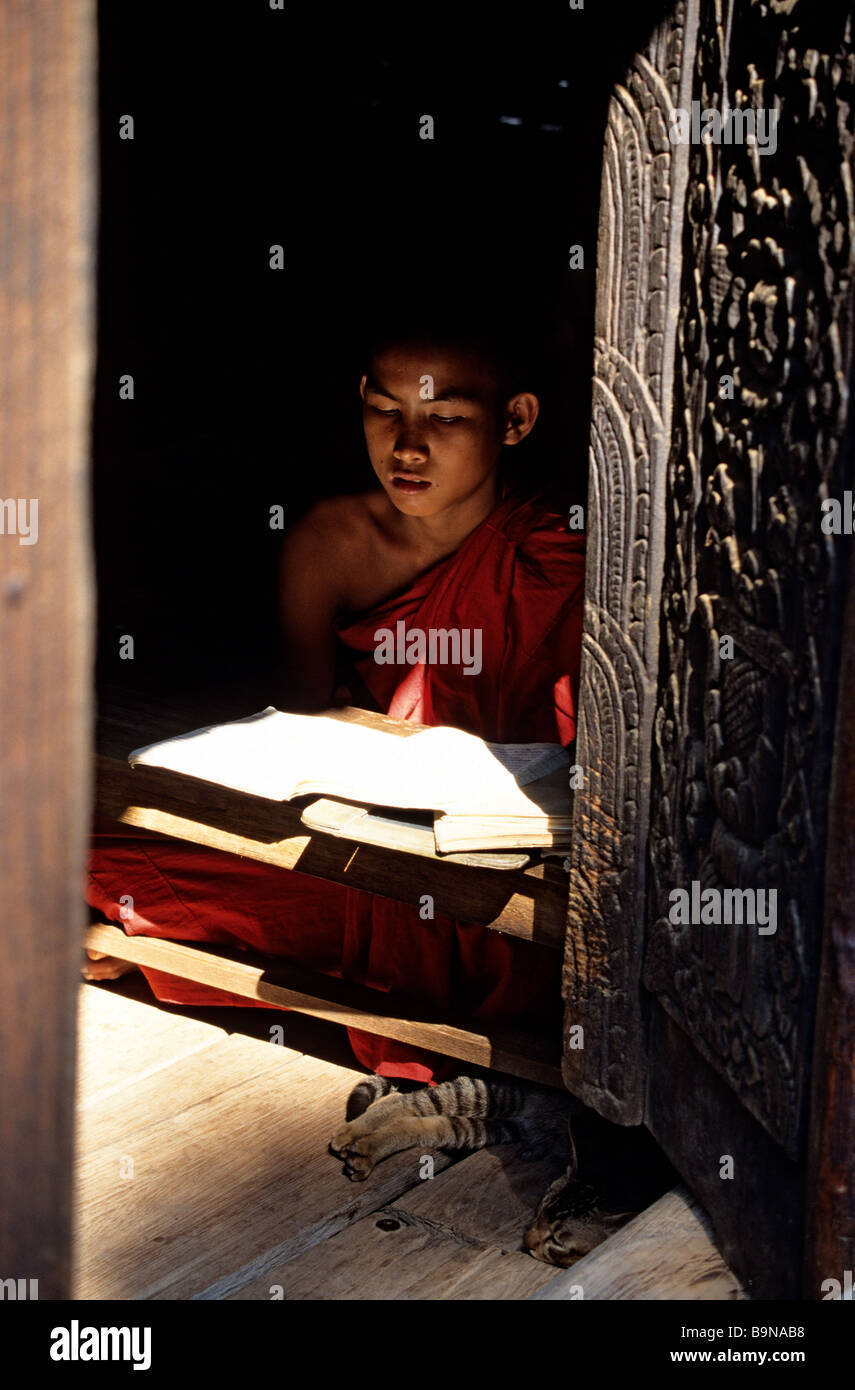 Myanmar (Burma), reading Buddha's teaching Stock Photo - Alamy