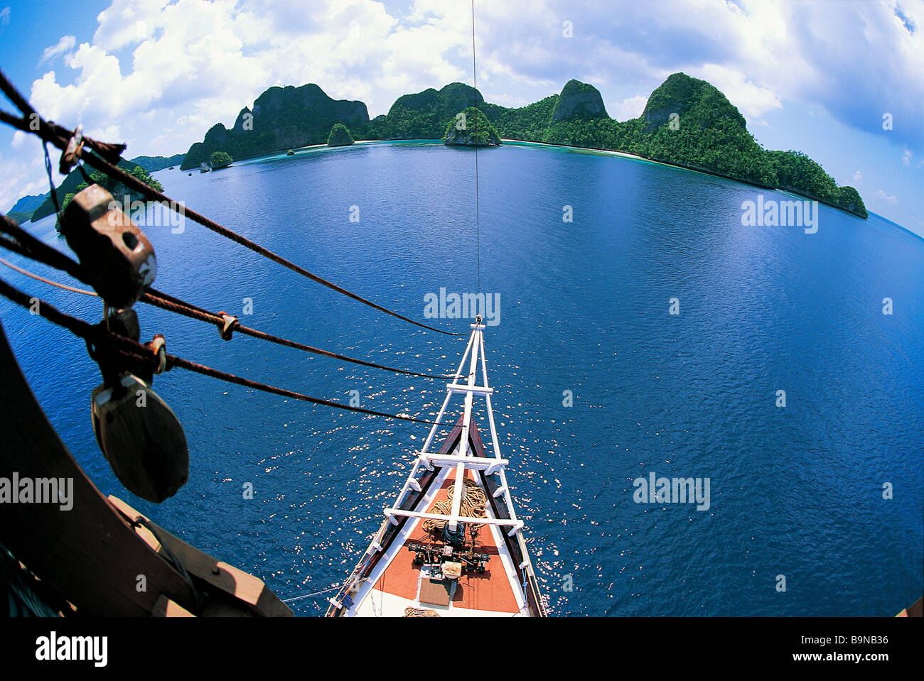 Boat approaching Island Stock Photo - Alamy