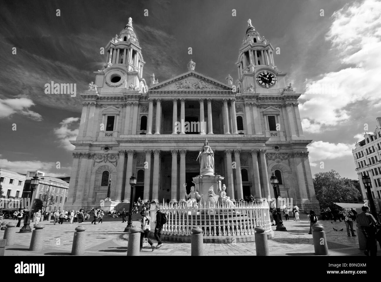 St pauls cathedral west Black and White Stock Photos & Images - Alamy