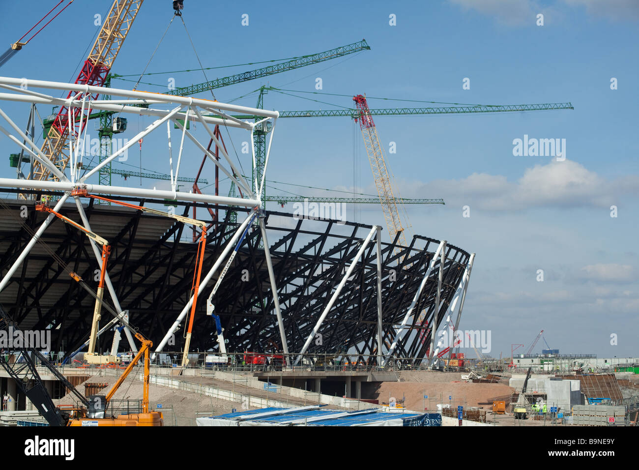 Olympic park construction london hi-res stock photography and images ...