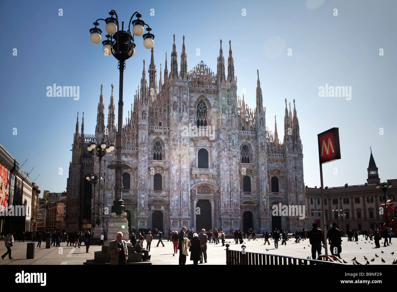 Piazza duomo milano hi-res stock photography and images - Alamy