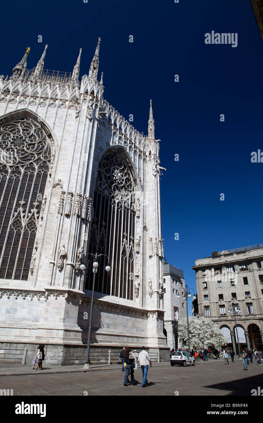 Duomo di Milano rear view with tourists walking by. Milano, Lombardy ...