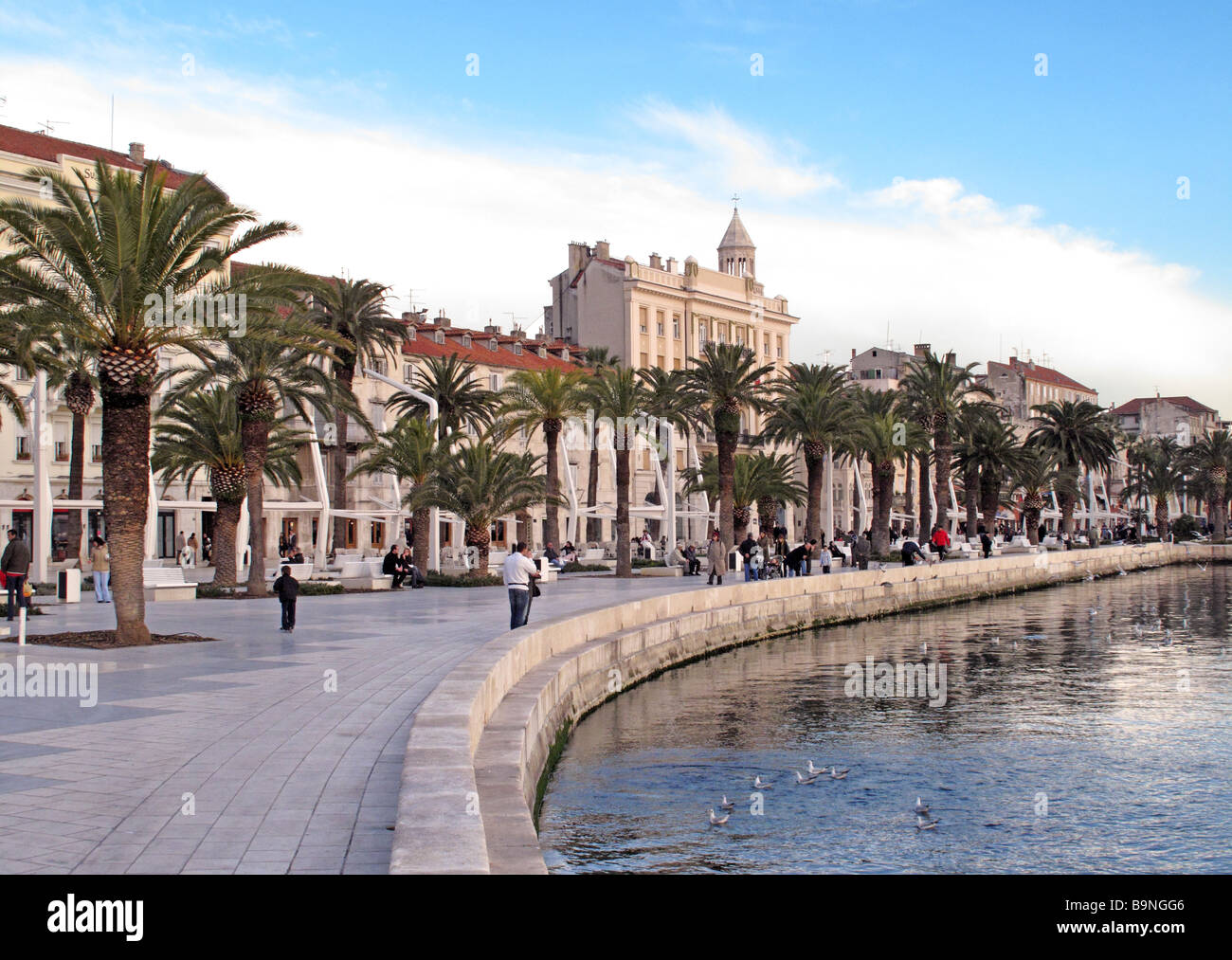 Split street scene hi-res stock photography and images - Alamy